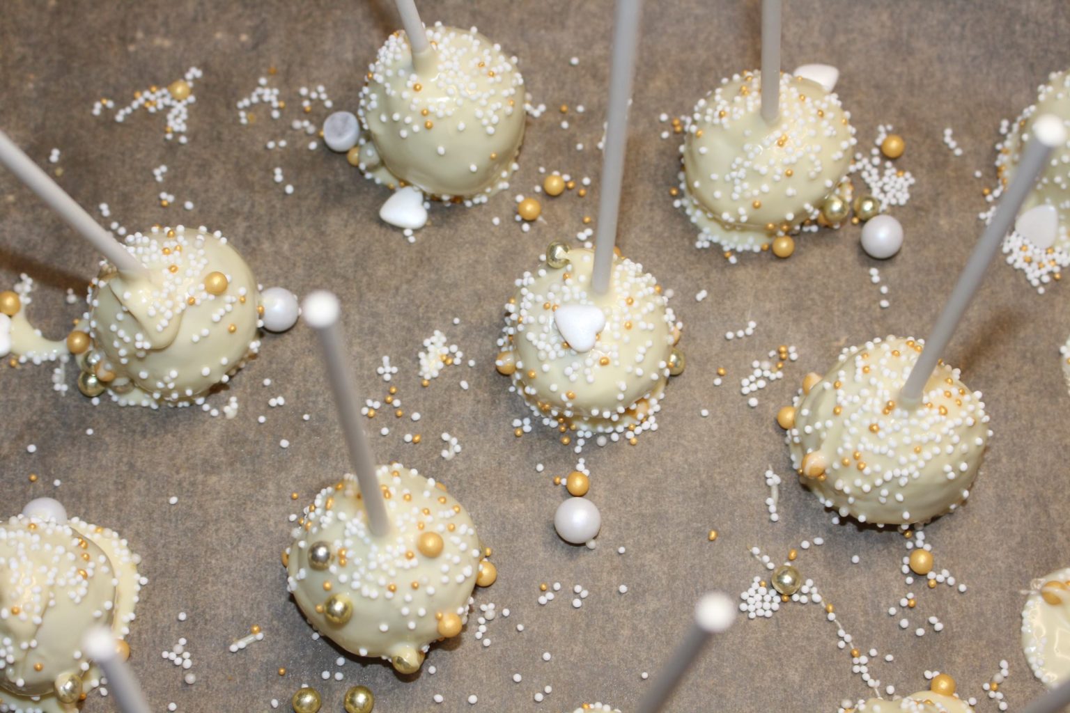 White Chocolate Cake Pops - the hit at your party